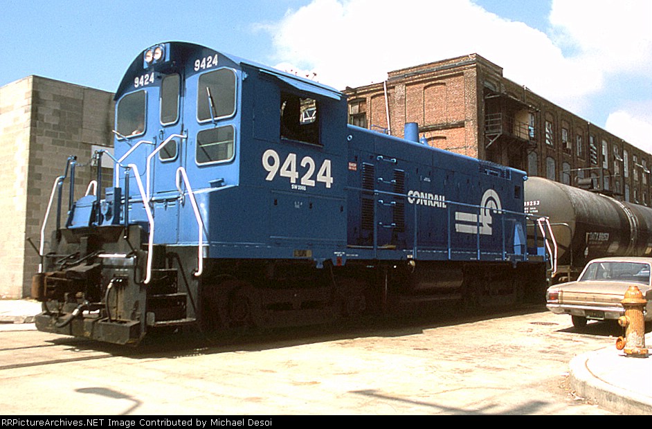 CR SW-1001 #9424 switches cars at salmon & Tioga In Port Richmond